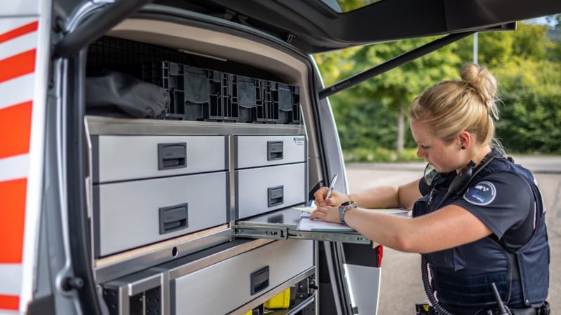 Der Multivan eHybrid als Polizeiauto | VW Nutzfahrzeuge Schweiz