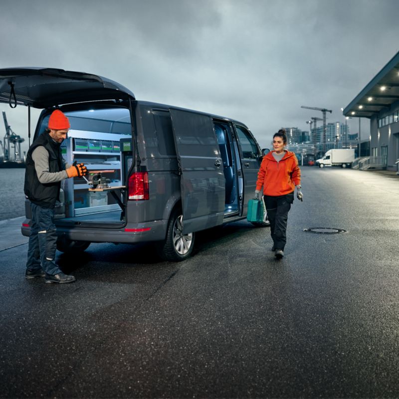 Reoler i aluminium og solceller på taget: Indretning af firmabilen når ...